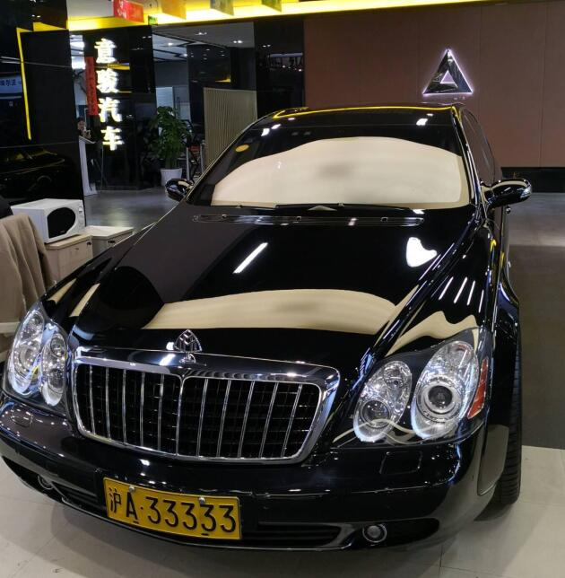 网友上海街头偶遇迈巴赫62S，车牌"沪A33333"太壕了！