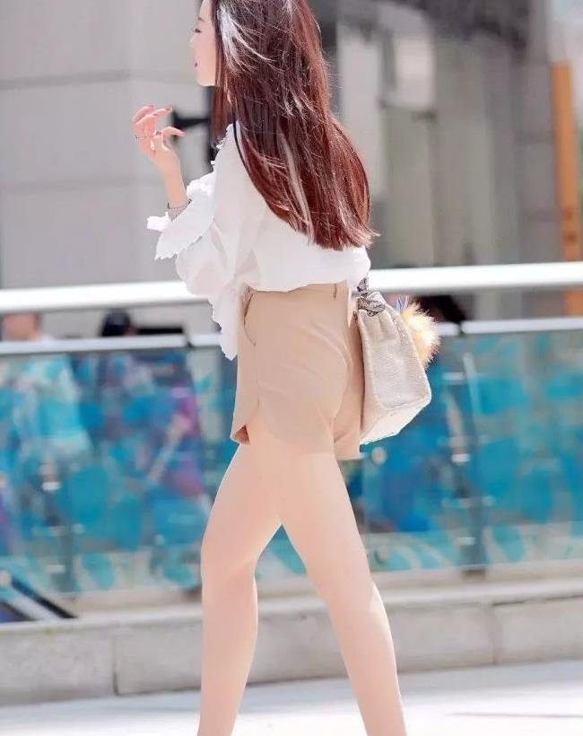 街拍:白腿姐姐的优雅气质,不经意中流露着性感的风韵!
