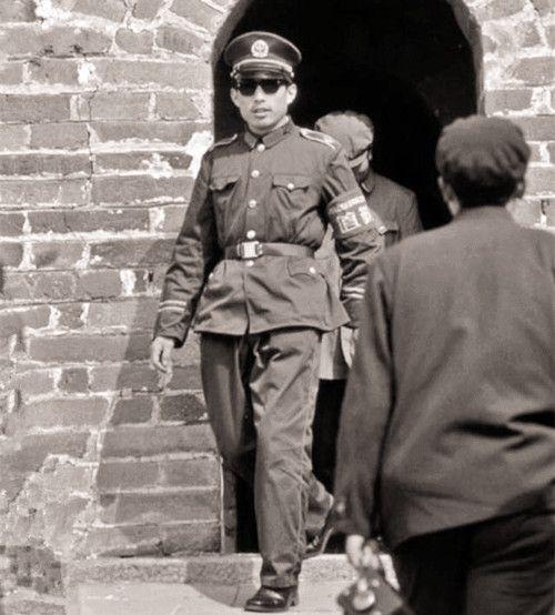 80年代老照片:漂亮女囚枪毙前吃上路饭,站岗警察戴墨镜酷劲十足