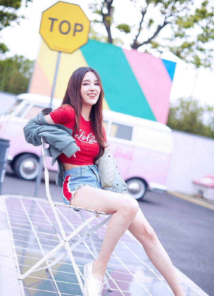 LOL解说Rita四个搞怪拍照动作，图2好可爱，图4我好喜欢！