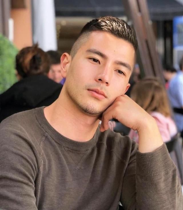 身材健壮的帅哥，留起胡子瞬间变身气质儒雅的型男大叔
