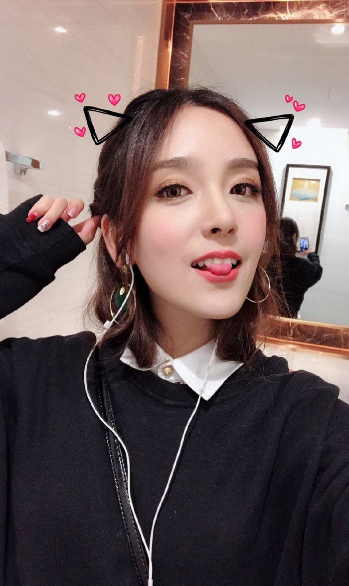 LOL解说Rita四个搞怪拍照动作，图2好可爱，图4我好喜欢！