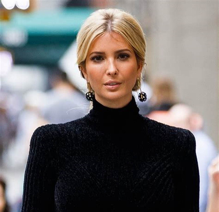 伊万卡穿黑丝摆姿势，紧致的服装，把伊万卡模特般身材展露无遗！