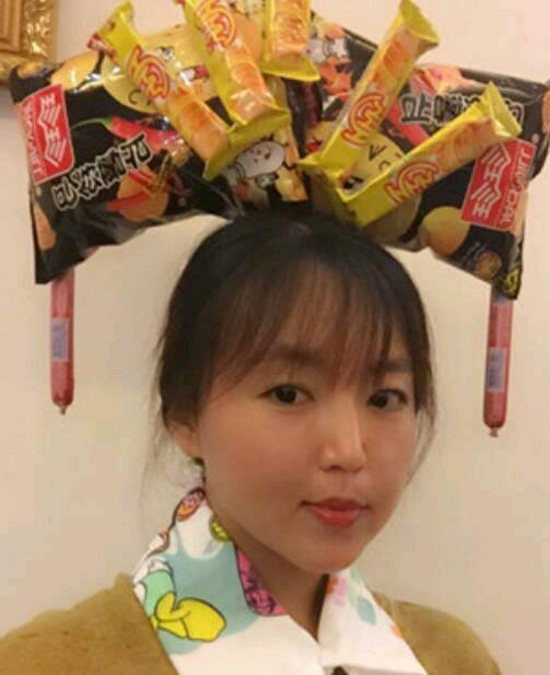 幽默笑话：正月的时候，家里人不让剪头发，说是对舅舅不好……