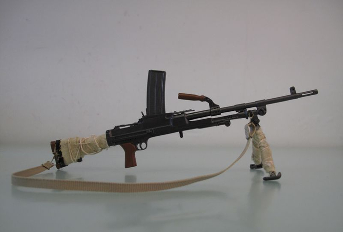 装上100发弹鼓的布伦机枪，射速仍无法与MG42机枪抗衡！