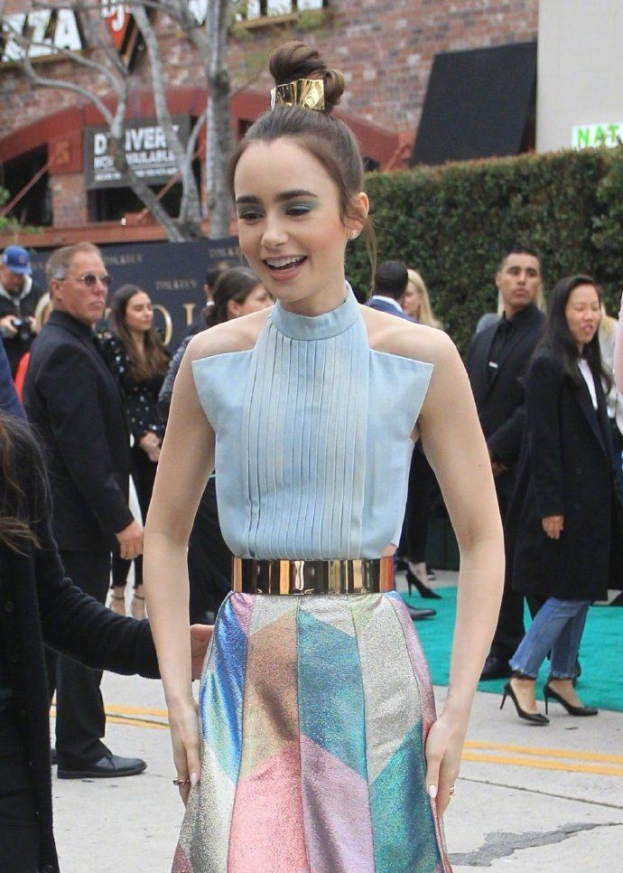 Lily Collins 参加《托尔金》洛杉矶签名会，苗条的身材