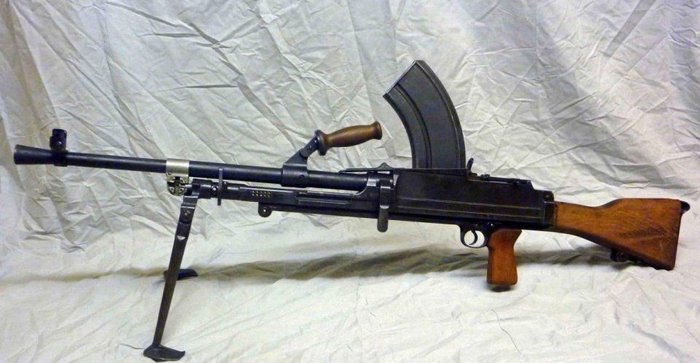 装上100发弹鼓的布伦机枪，射速仍无法与MG42机枪抗衡！