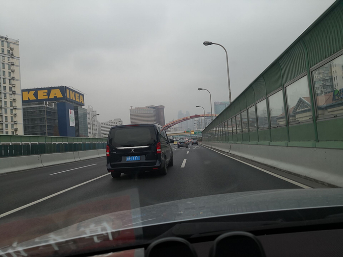 实拍沪B11111，这车牌可不得了吧？