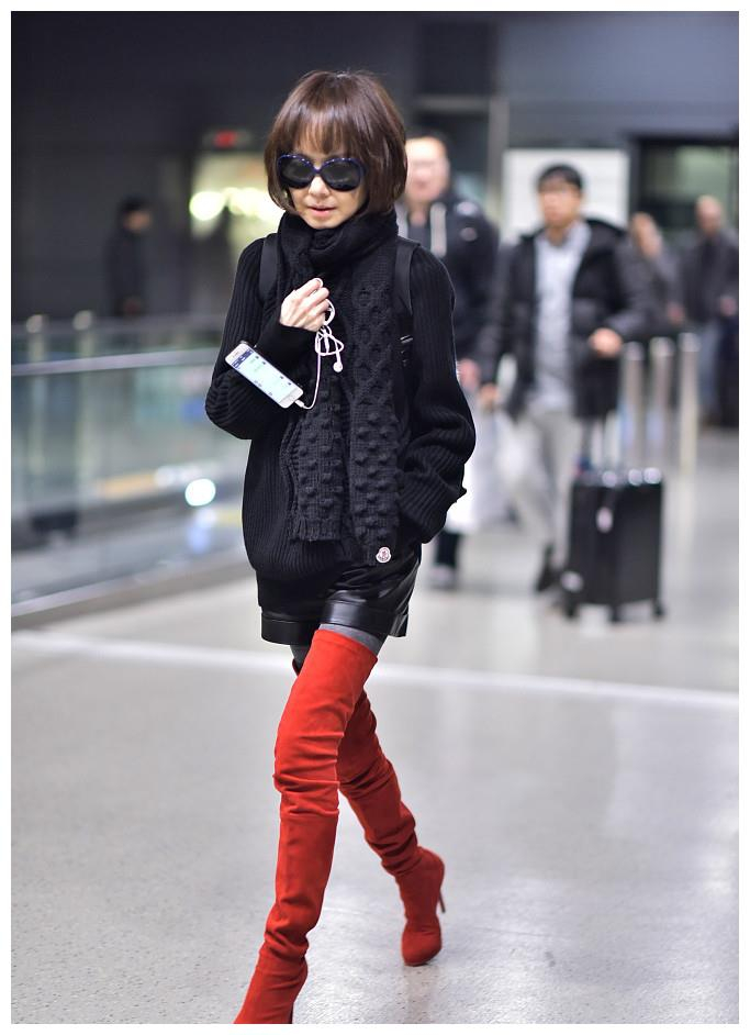 鲁豫过膝红靴似“行走的火烈鸟” 网友感叹不能再像了