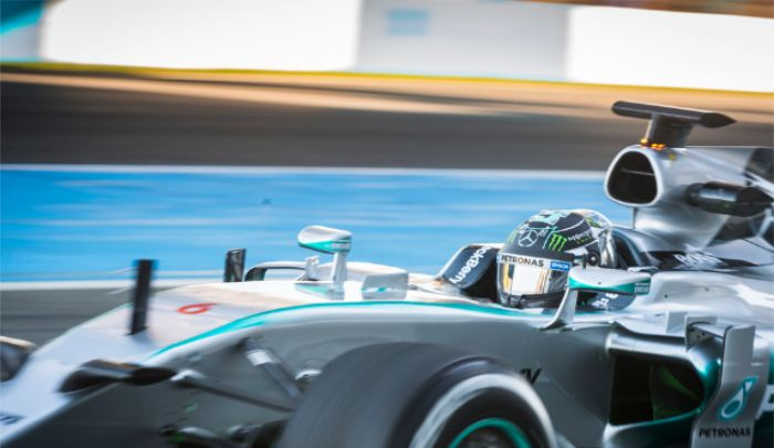 奔驰车队：了解一下，F1车架由碳纤维制成，美轮美奂