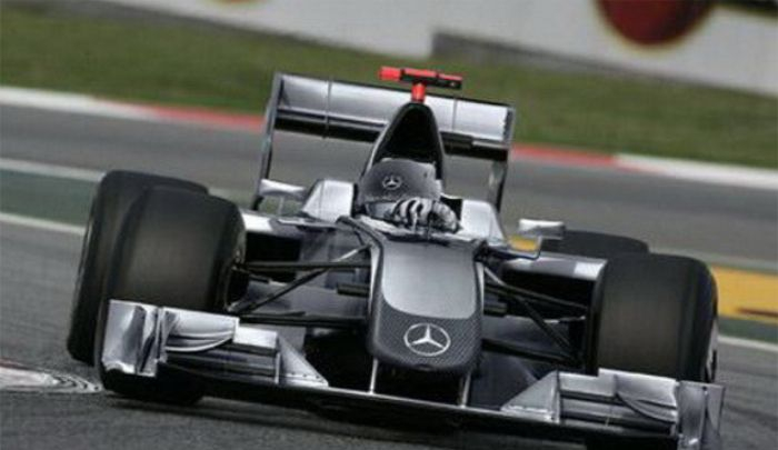 奔驰车队：了解一下，F1车架由碳纤维制成，美轮美奂
