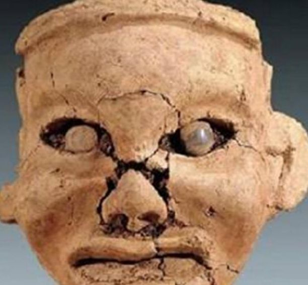 文物：图1红山文化女神像，图2奥帕特拉的王冠