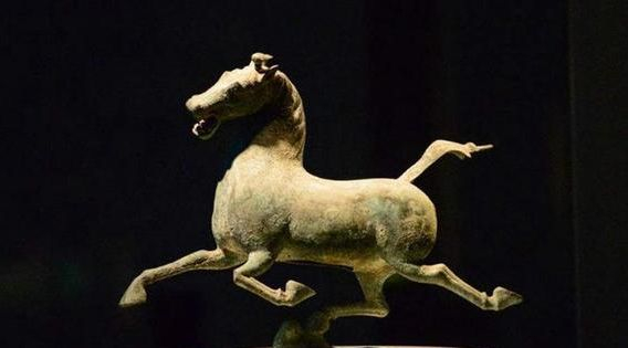 文物：图1红山文化女神像，图2奥帕特拉的王冠