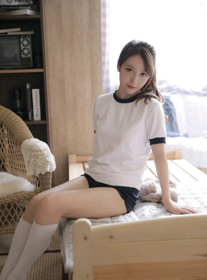 摄影：清纯可爱的邻家小妹大秀长腿