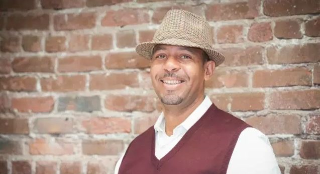 这两个动不动就拔枪火并的黑帮，竟然是美国最大的说唱培训机构