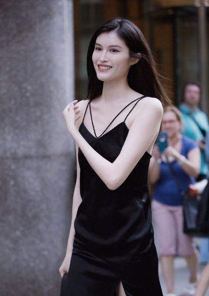 真不愧是超模何穗！早期的写真照魅力十足，让人看了还想看