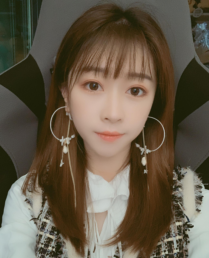 DOTA2最美解说AMS新买的耳环，你觉得漂亮吗？