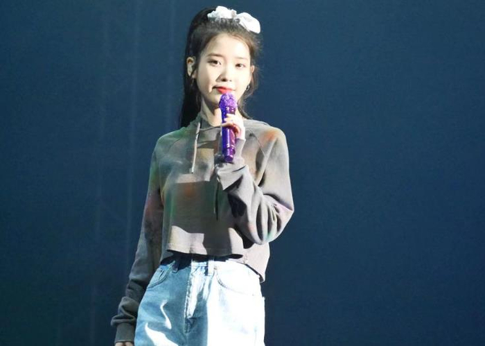 IU粉丝太会玩！把演唱会秒变恐怖现场，堪称年度最惊悚应援