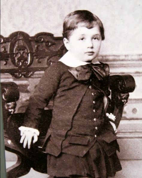 老照片：爱因斯坦罕见童年照，身穿小西装，很帅很可爱