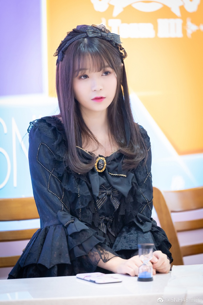 偶像女团SNH48颜沁美少女自拍写真美照