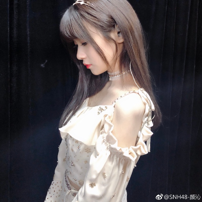 偶像女团SNH48颜沁美少女自拍写真美照