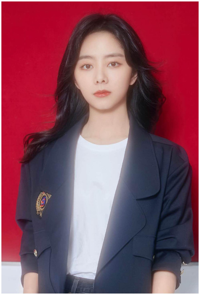 谭松韵低扎双麻花辫，一身黑色复古连体衣，更显俏皮可爱