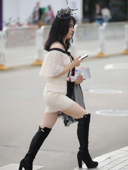 街拍：身材饱满的美女，穿吊带裙凸显完美好身材，散发十足女人味