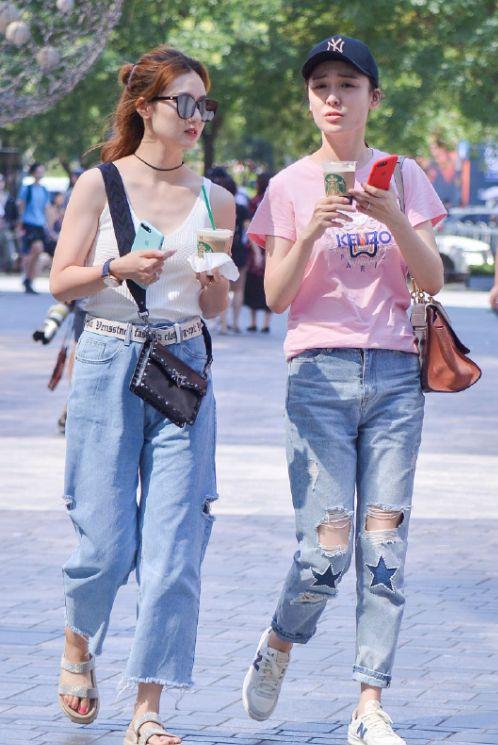 街拍:嘟嘟嘴的眼镜少妇,肤白貌美,紧致鱼尾裙勾勒丰满身材