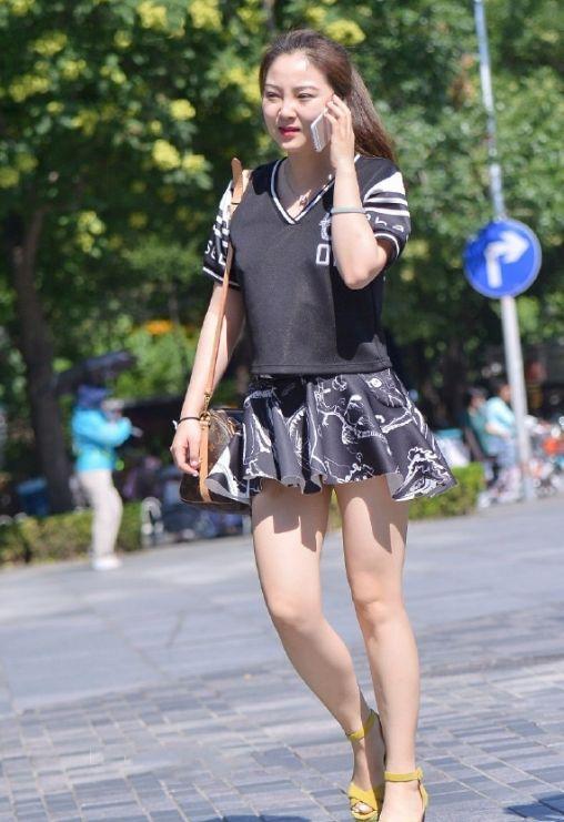 街拍:嘟嘟嘴的眼镜少妇,肤白貌美,紧致鱼尾裙勾勒丰满身材