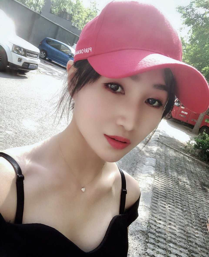 她叫杨亭，演员，身高168cm，体重48kg，爱健身