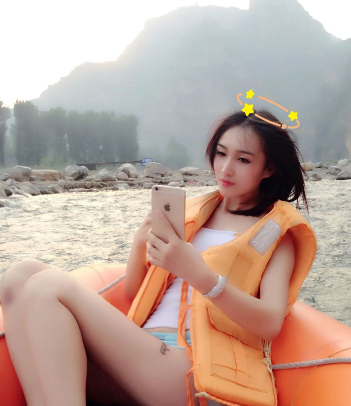 她叫杨亭，演员，身高168cm，体重48kg，爱健身