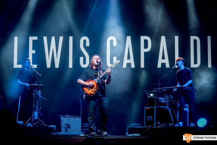 追星必备！你需要知道有关Lewis Capaldi的十件事