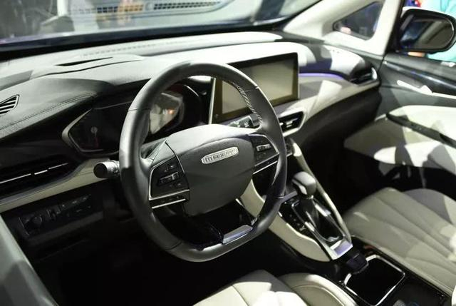 大通G50，嘴真是够大，而且空间也够大，5-8座选择性也大！