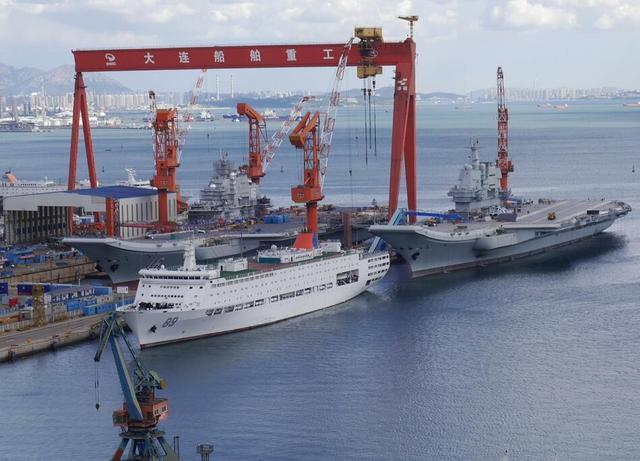 这一刻期待已久！中国海军双航母再次同框，西方：终于表明态度了|航母|辽宁舰|中国海军_新浪新闻