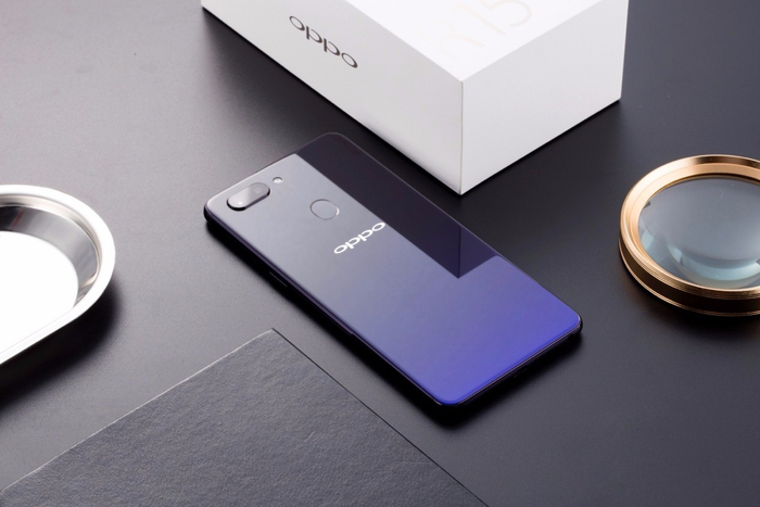 渐变星空紫+90%屏占比+AI人工智能，2999元起OPPO R15值得拥有