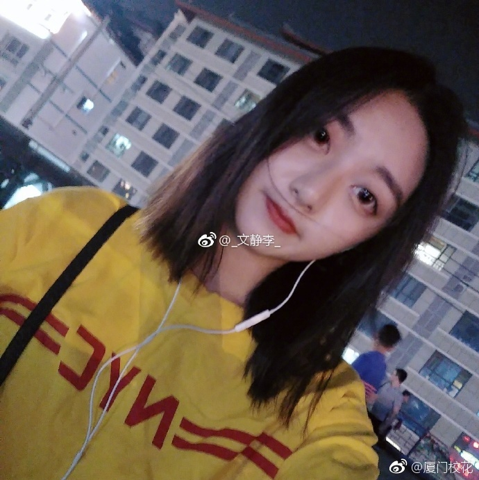 她叫李静文，96年，就读于厦门大学大嘉庚学院，身高163cm