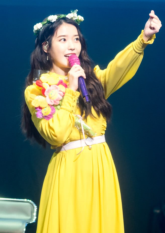 IU6年前的造型曝光，虽然身材微胖穿搭略土，但颜值没话说！