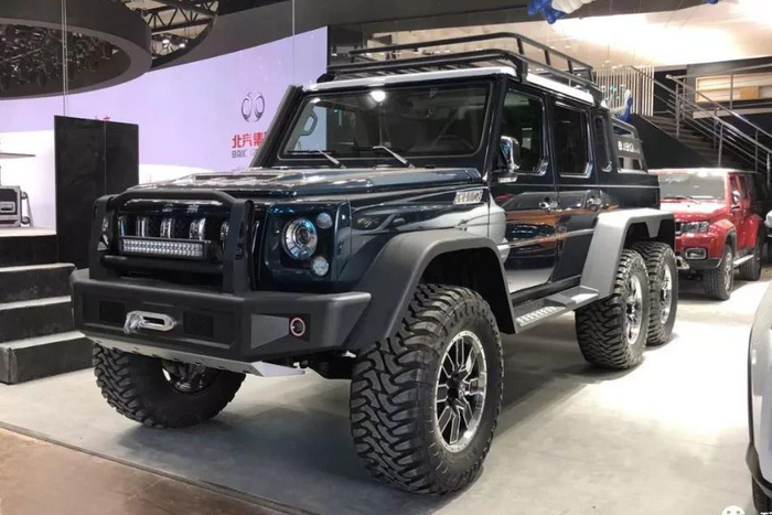 丢脸吗？北京BJ80六驱车高仿奔驰G63 6x6，几十万装几百万的B！