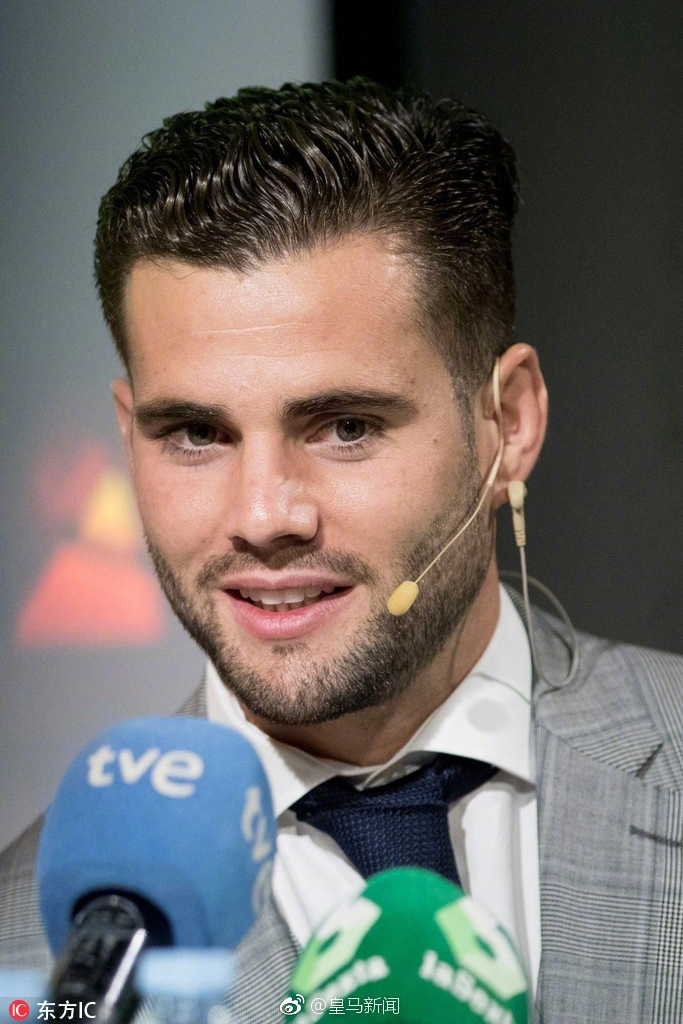 纳乔哥哥参加商业活动的帅照当一名纳乔哥哥的“舔狗”？