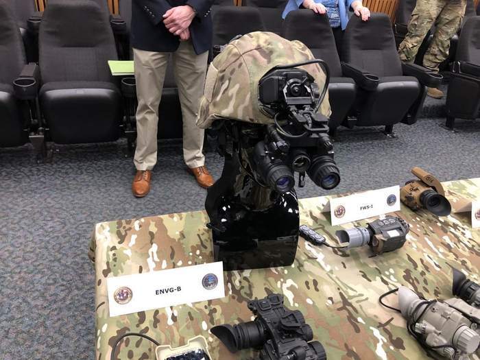 三等人即将装备的双筒ENVG夜视仪|数据传输|处理器|夜视仪|微光|士兵_新浪新闻