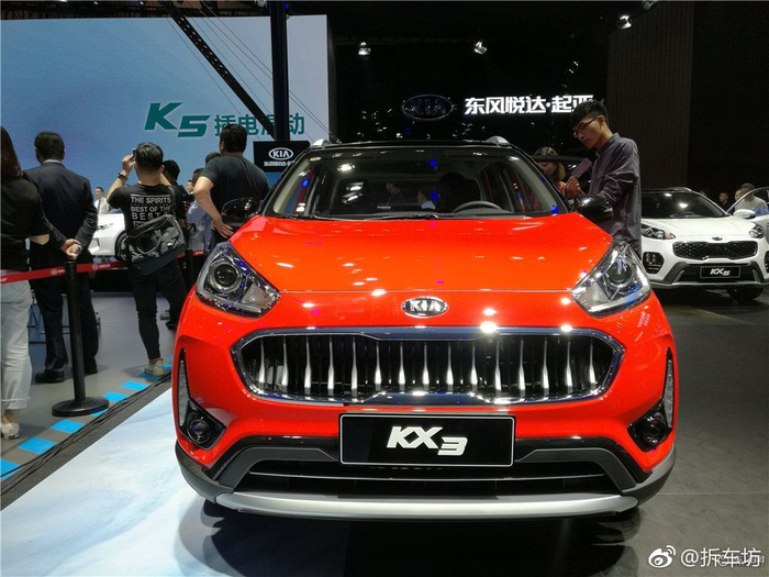 在今日开幕的2018成都车展上，起亚旗下的一款小型SUV KX3正式上市