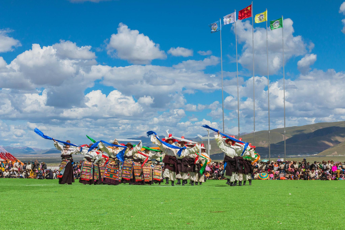 藏族少男少女传统节日跳的舞蹈，被首批列入国家非物质文化遗产