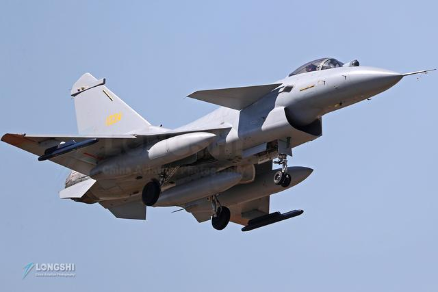 歼-10B战斗机亮将相珠海航展，国产太行发动机一发展型号成亮点