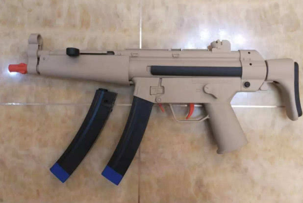 SAS特种兵揭秘MP5冲锋枪双弹匣的意义，主要作用不是供弹！