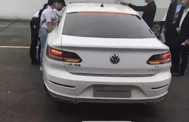 大众全换代CC刚到店就引发围观，白色车身帅到窒息