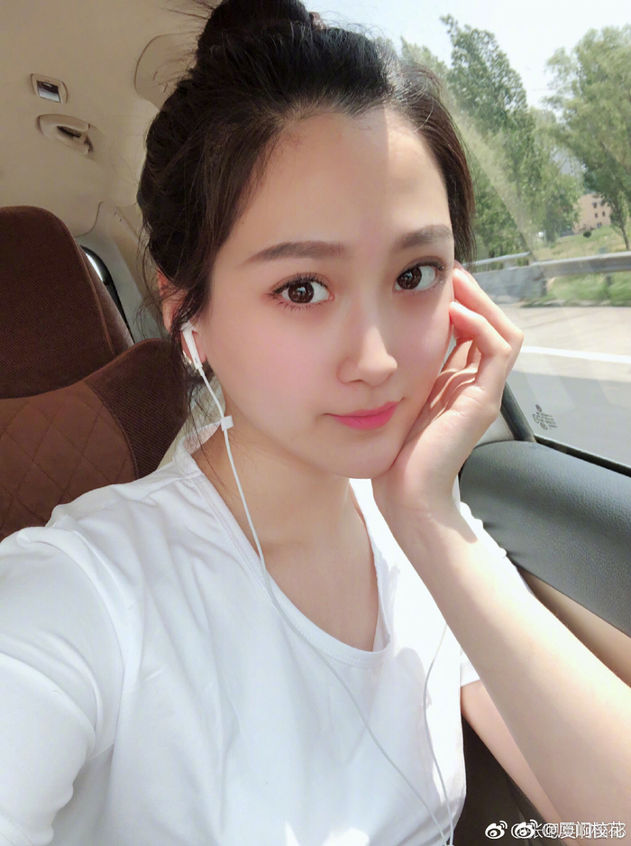 她叫张笑笛，96年，毕业于中国民航大学，身高172cm