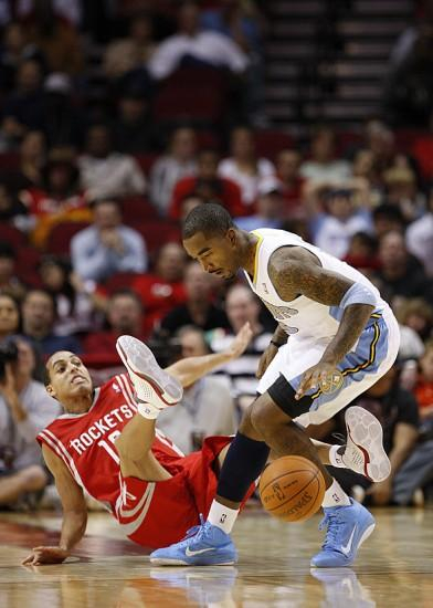 盘点NBA球星摔倒瞬间: 艾弗森摔出血, 地太滑还是太激烈?|NBA|艾弗森|詹姆斯_新浪新闻