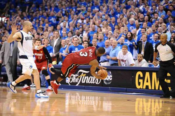 盘点NBA球星摔倒瞬间: 艾弗森摔出血, 地太滑还是太激烈?|NBA|艾弗森|詹姆斯_新浪新闻