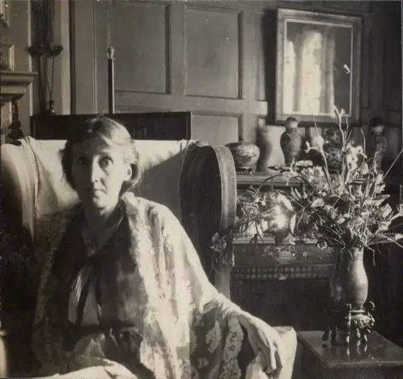 伍尔夫：一个人能使自己成为自己，比什么都重要