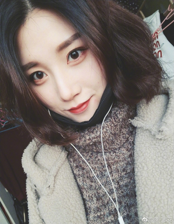 她叫郑昊，95年，就读于厦门大学，身高168cm，爱好摄影